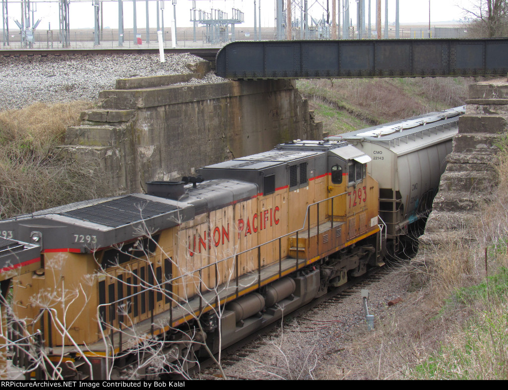 UP 8217 7293 Northbound under NS Bridge
